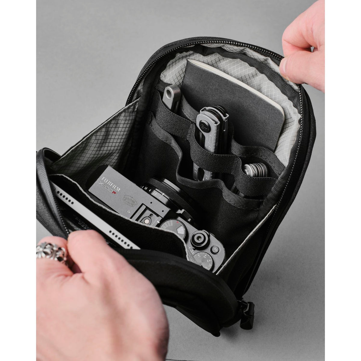 ALPAKA Vertical Sling Axoflux 600D (Black) – The Planet Traveller