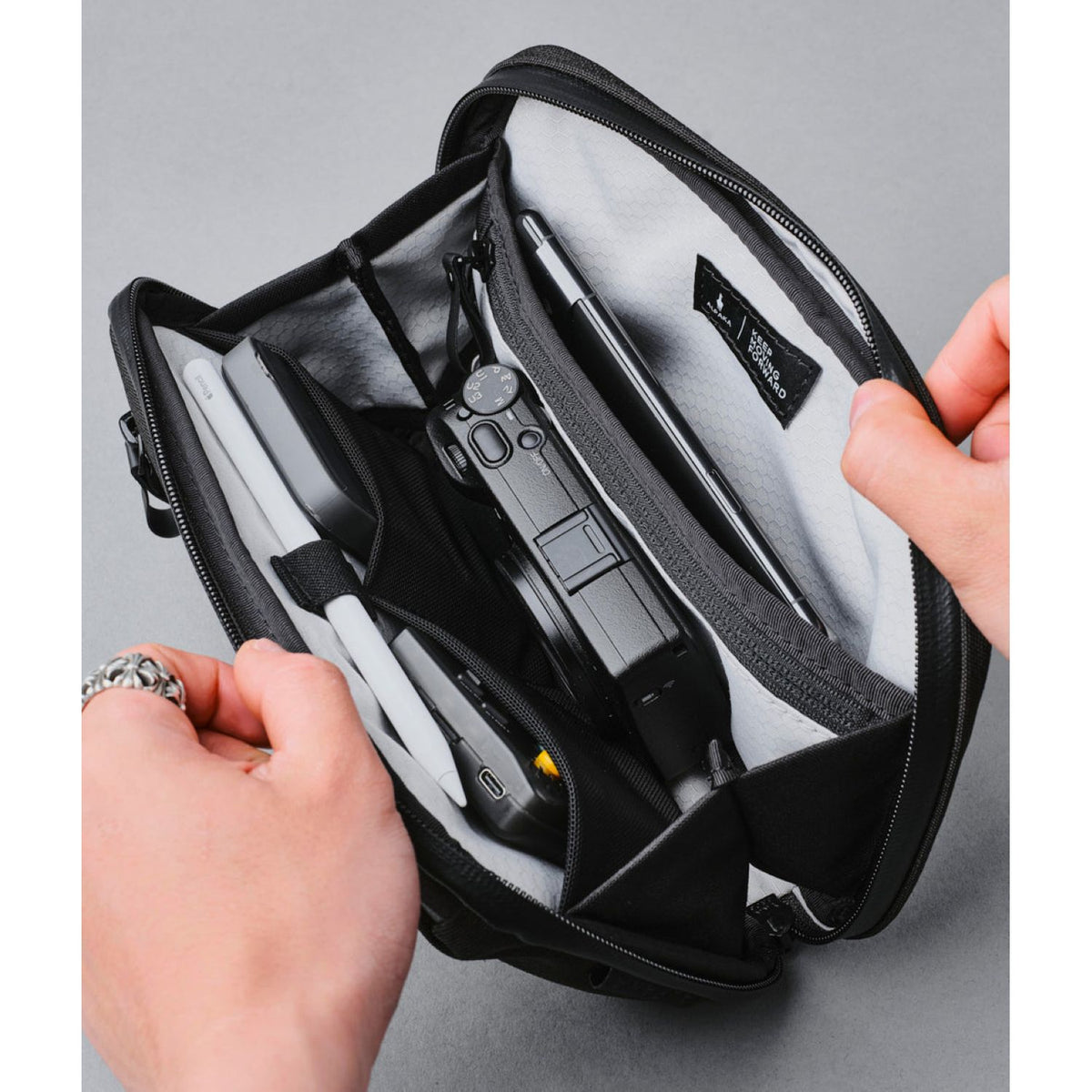 ALPAKA Elements Tech Case Mini Axoflux 600D (Black) – The Planet Traveller